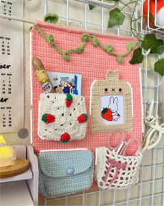How to a crochet wall-hanger to decorate your home and store small ...