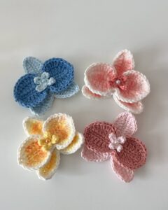 How to crochet Orchid flowers: Pattern + Tutorial - Chubbiesbyash